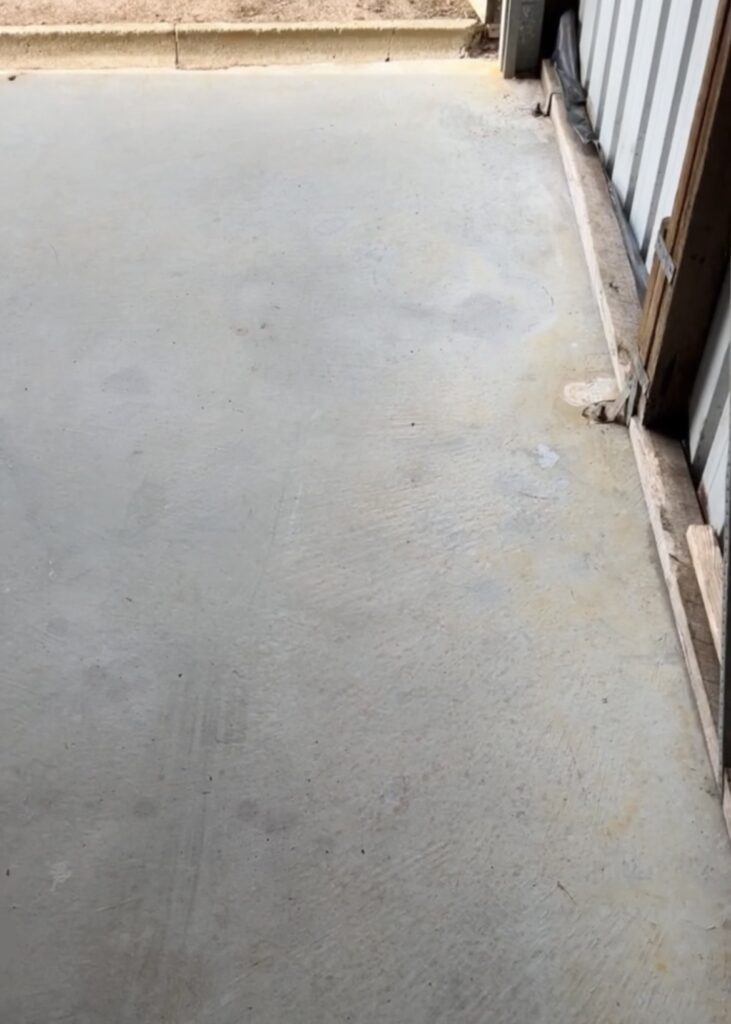 Clean your pathways with DIGGERS™ Driveway Cleanup - no pressure hose ...