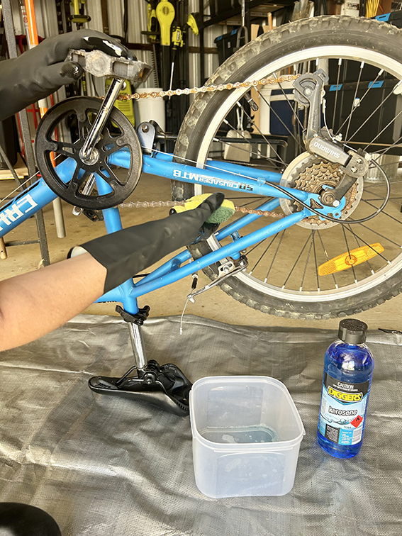 How to clean and degrease a bike chain with DIGGERS™ Kerosene - Diggers ...